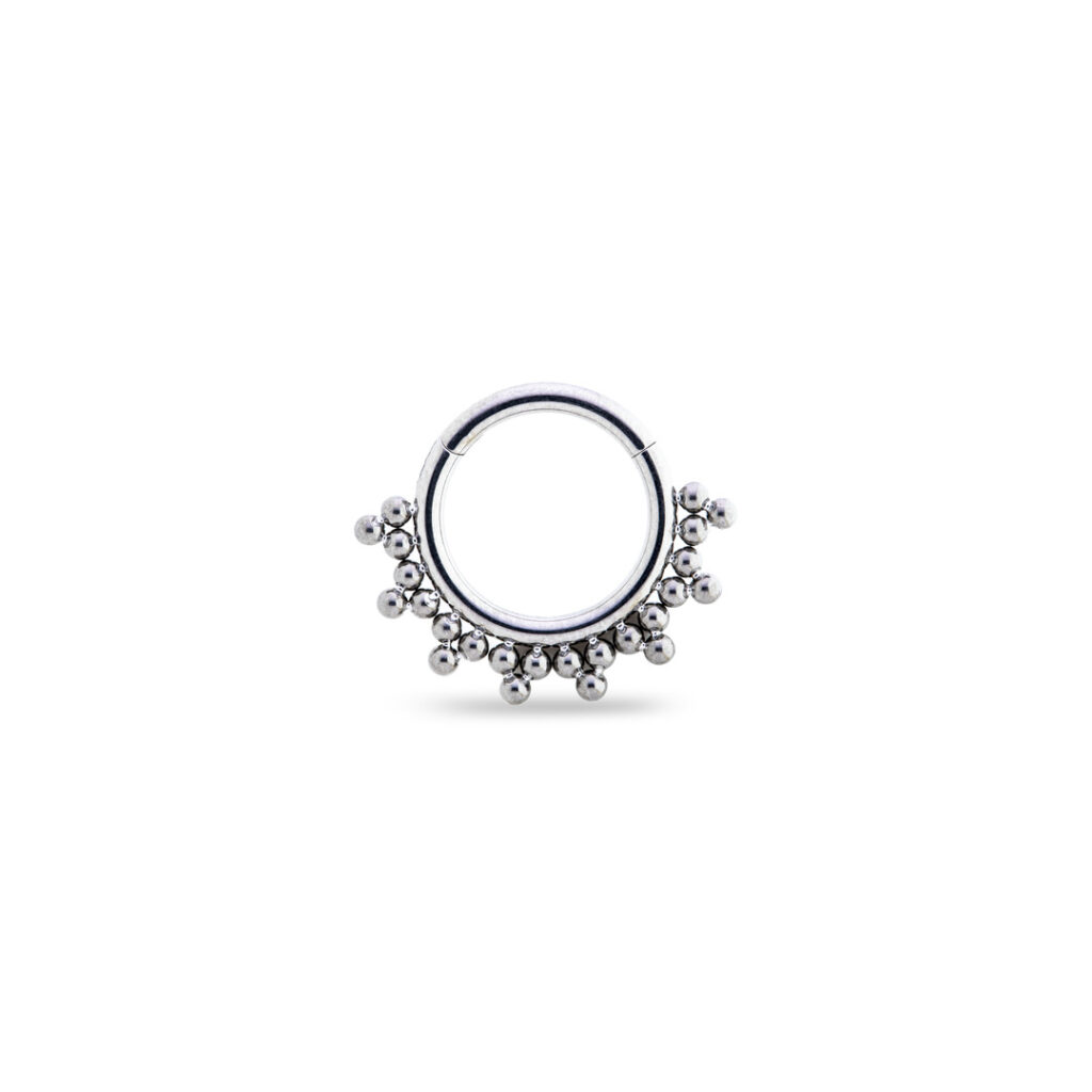 Piercing migraña o Daith: precio, dolor y joyas de titanio